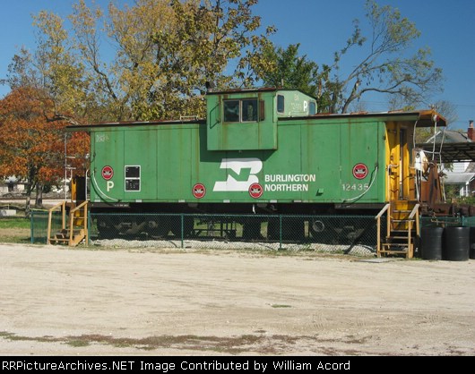 Burlington Northern caboose #12435